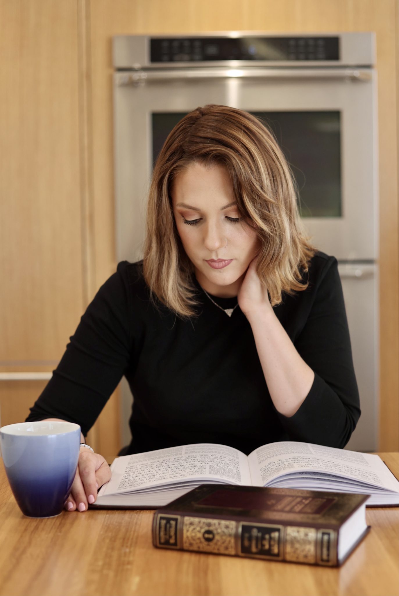 Woman learning Torah - The Jewish Life Photo Bank
