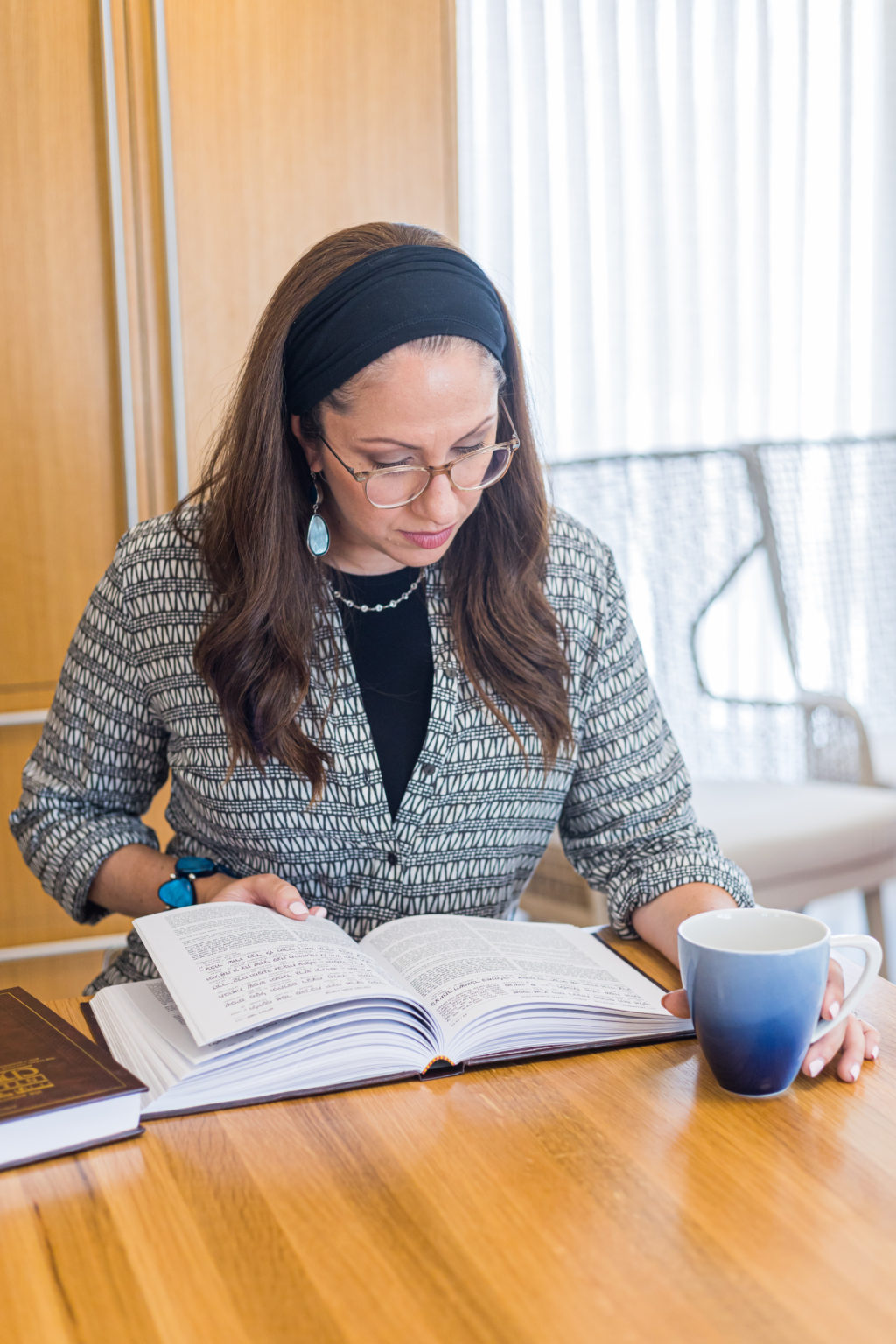 אישה לומדת תורה 1 – The Jewish Life Photo Bank